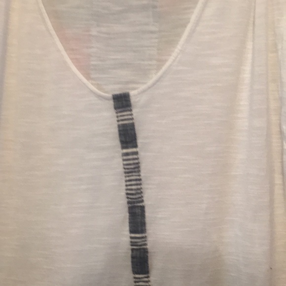 le sample | Tops | White Top With Stripe Pattern Down Middle | Poshmark